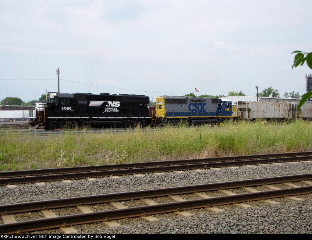 NS 3026 and CSX 4451